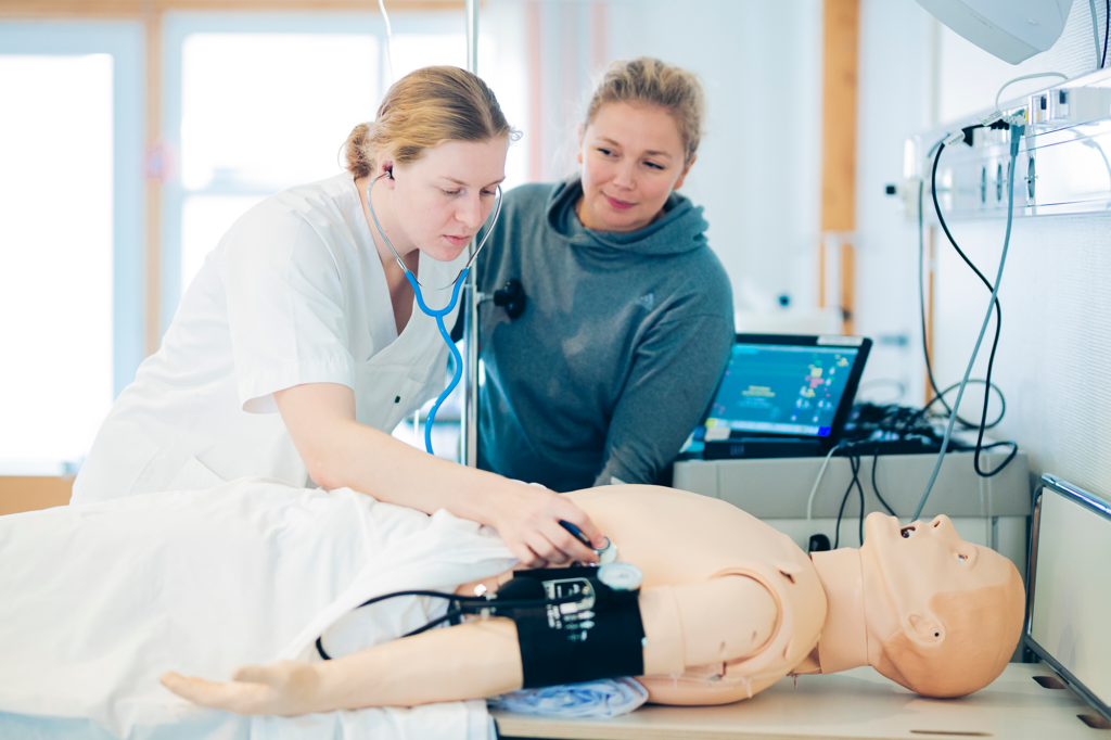 Nå kan du ta sykepleierstudiet hjemmefra! - Holtålen kommune